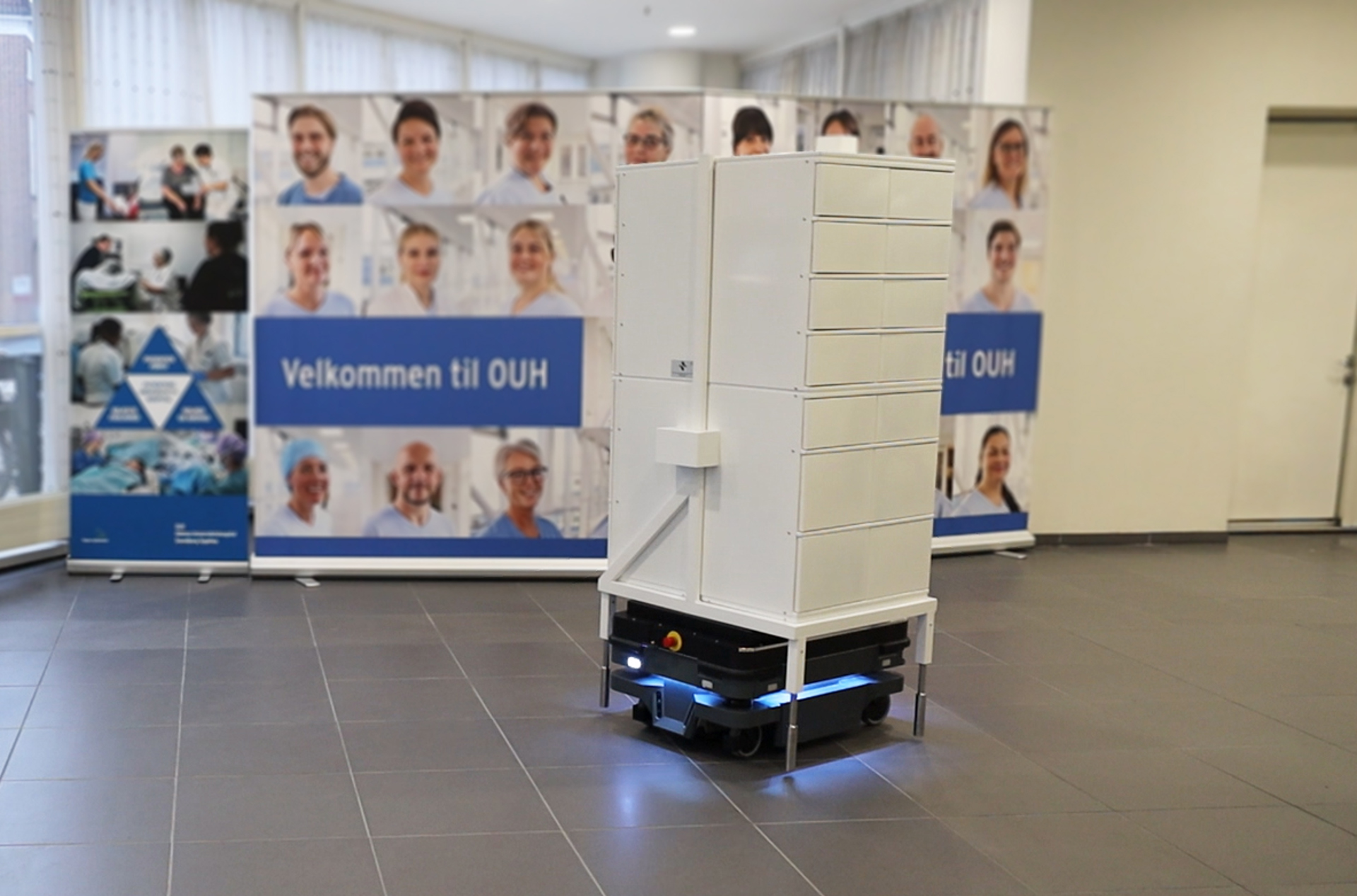 Robot-transported parcel locker for medical equipment