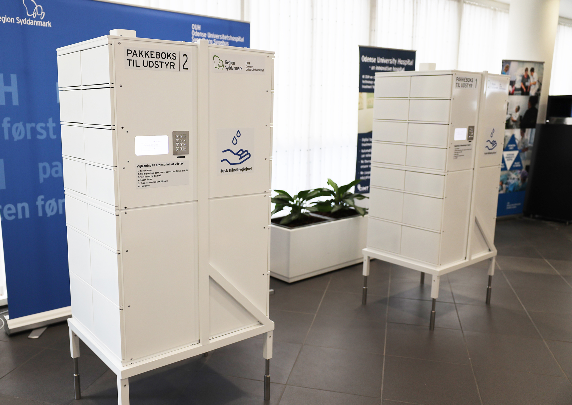 Robot-transported parcel locker for medical equipment